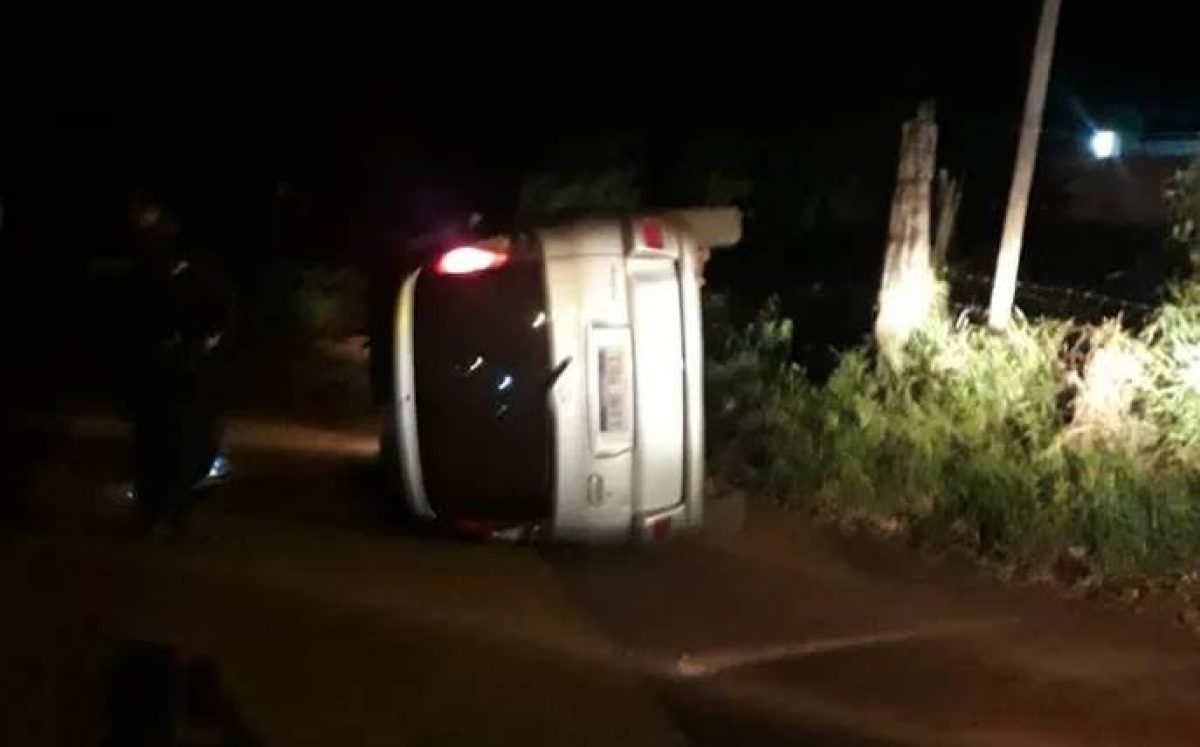 Conductor alcoholizado pierde el control de su vehículo y vuelca