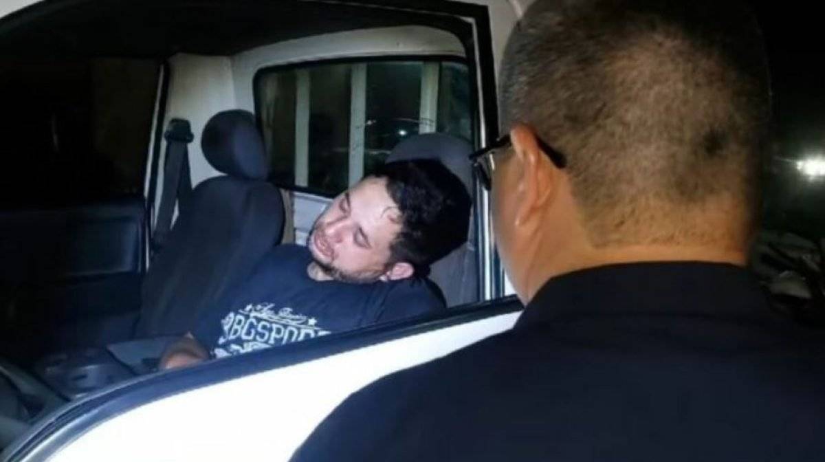VIDEO: Conductor ebrio se quedó dormido en plena ruta 🚗💤